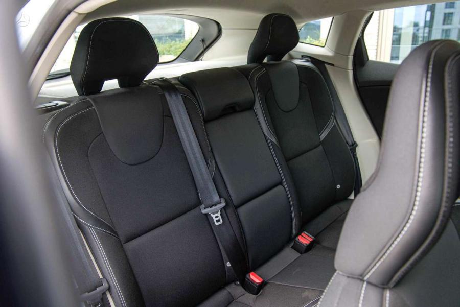 Blue Volvo V40 2014 in Vilnius, with an engine capacity of 1.97 L and mileage of 235 thousand km for 9250 €, photo 17 on AUTOMOTO.COM.LV