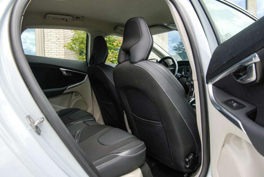 Blue Volvo V40 2014 in Vilnius, with an engine capacity of 1.97 L and mileage of 235 thousand km for 9250 €, photo 18 on AUTOMOTO.COM.LV