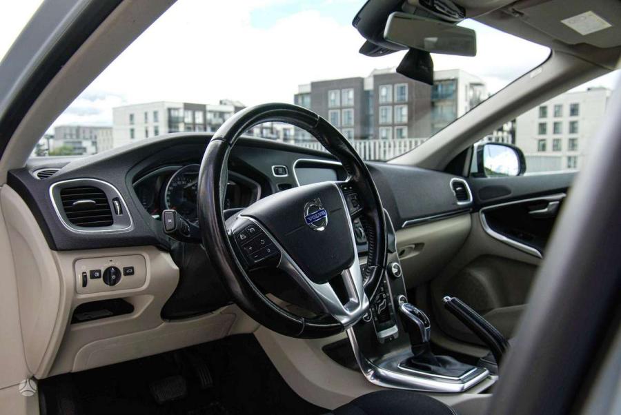Blue Volvo V40 2014 in Vilnius, with an engine capacity of 1.97 L and mileage of 235 thousand km for 9250 €, photo 19 on AUTOMOTO.COM.LV