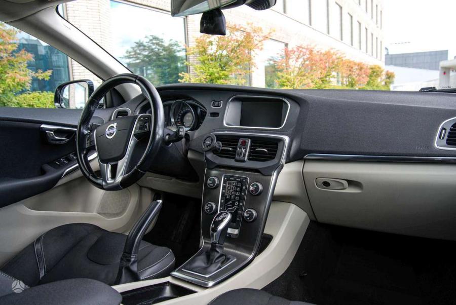 Blue Volvo V40 2014 in Vilnius, with an engine capacity of 1.97 L and mileage of 235 thousand km for 9250 €, photo 21 on AUTOMOTO.COM.LV