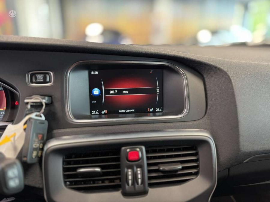 Blue Volvo V40 2014 in Klaipeda, with an engine capacity of 1.97 L and mileage of 275 thousand km for 7900 €, photo 12 on AUTOMOTO.COM.LV
