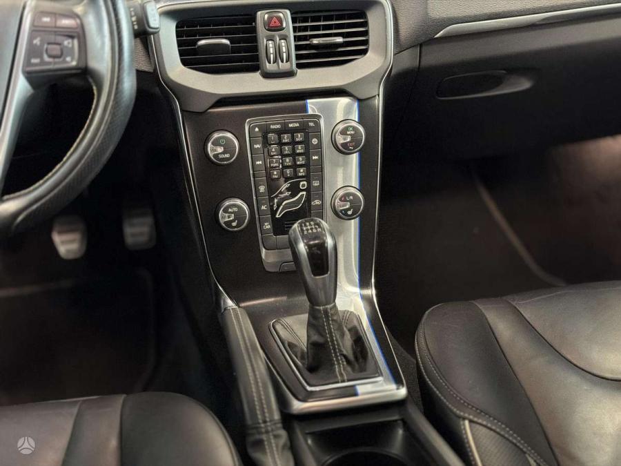 Blue Volvo V40 2014 in Klaipeda, with an engine capacity of 1.97 L and mileage of 275 thousand km for 7900 €, photo 14 on AUTOMOTO.COM.LV