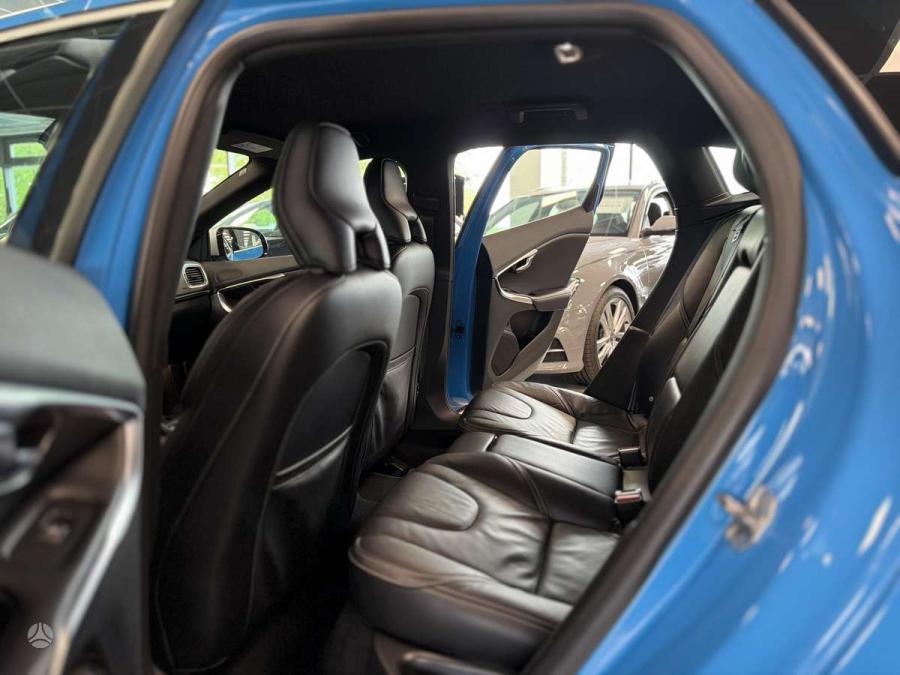 Blue Volvo V40 2014 in Klaipeda, with an engine capacity of 1.97 L and mileage of 275 thousand km for 7900 €, photo 16 on AUTOMOTO.COM.LV