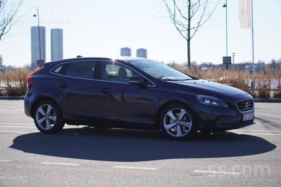 Blue Volvo V40 2014 in Riga, with an engine capacity of 1.60 L and mileage of 320 thousand km for 3880 €, photo 3 on AUTOMOTO.COM.LV