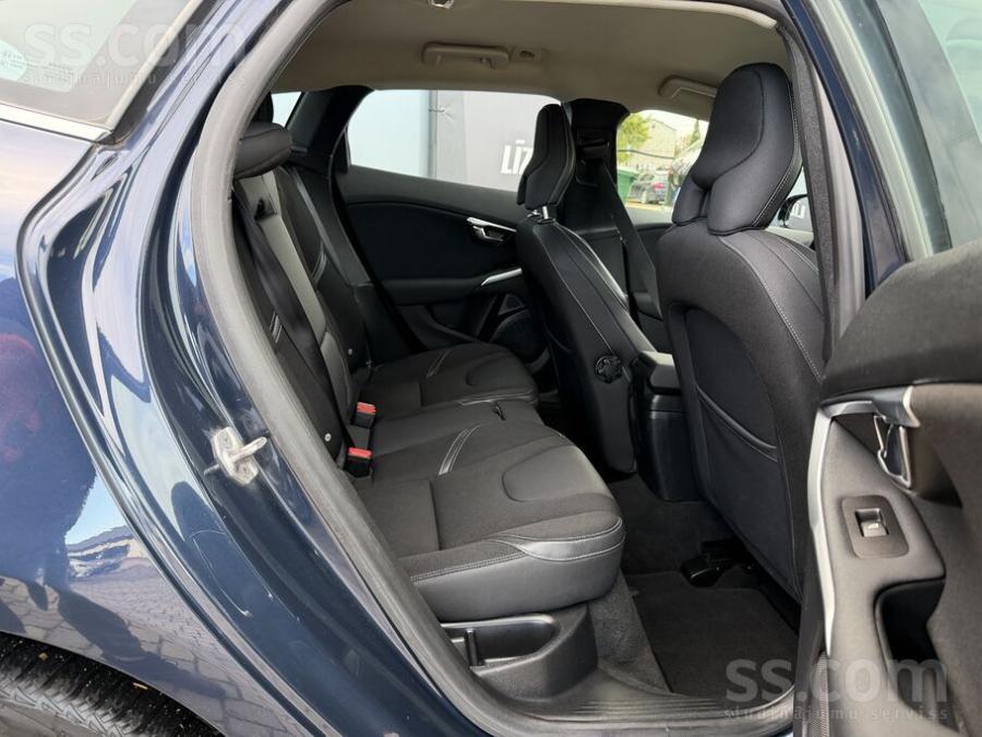 Blue Volvo V40 2014 in Talsi, with an engine capacity of 2.00 L and mileage of 324 thousand km for 4900 €, photo 9 on AUTOMOTO.COM.LV