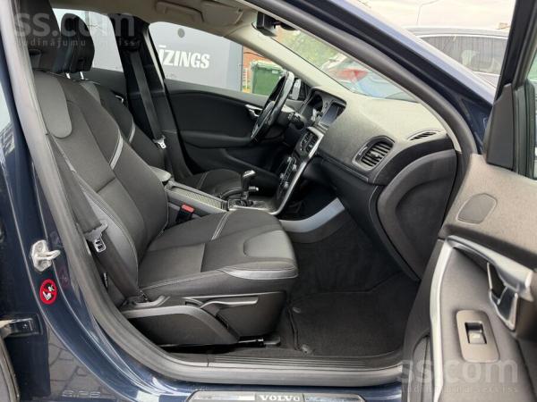 Zils Volvo V40 2014 Talsi, ar dzinēja tilpumu 2.00 L un nobraukumu 324 tūkst. km par 4900 €, foto 10 vietnē AUTOMOTO.COM.LV