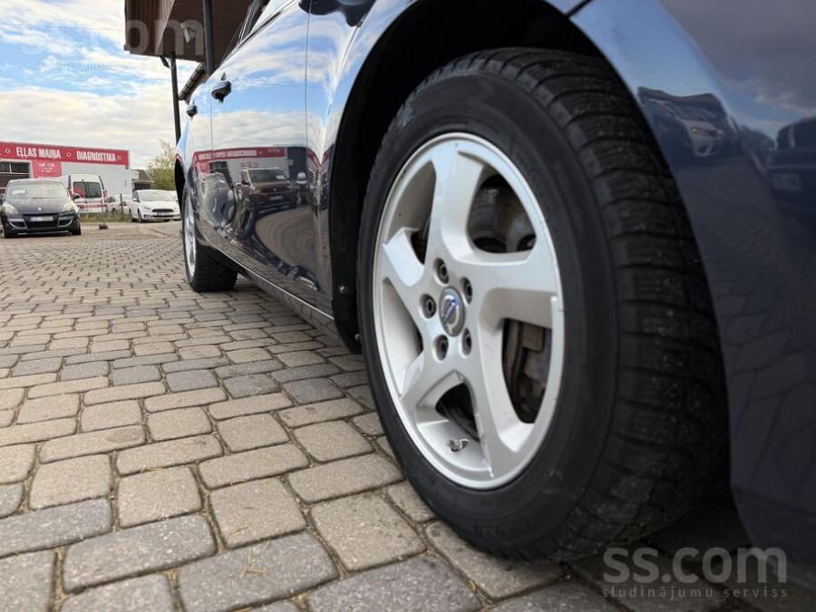 Blue Volvo V40 2014 in Talsi, with an engine capacity of 2.00 L and mileage of 324 thousand km for 4900 €, photo 11 on AUTOMOTO.COM.LV