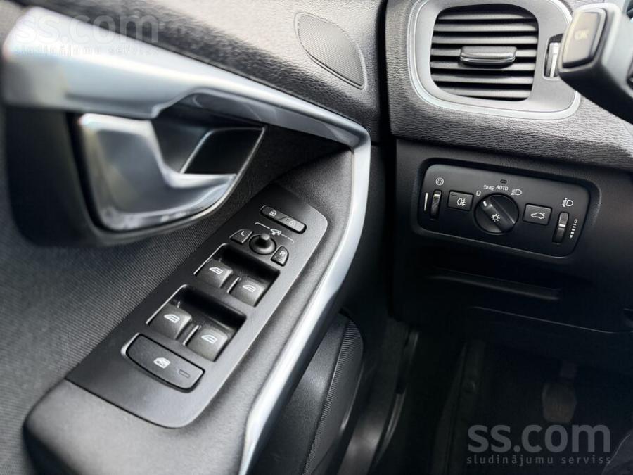 Blue Volvo V40 2014 in Talsi, with an engine capacity of 2.00 L and mileage of 324 thousand km for 4900 €, photo 13 on AUTOMOTO.COM.LV