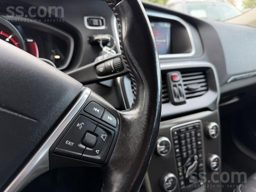 Blue Volvo V40 2014 in Talsi, with an engine capacity of 2.00 L and mileage of 324 thousand km for 4900 €, photo 16 on AUTOMOTO.COM.LV
