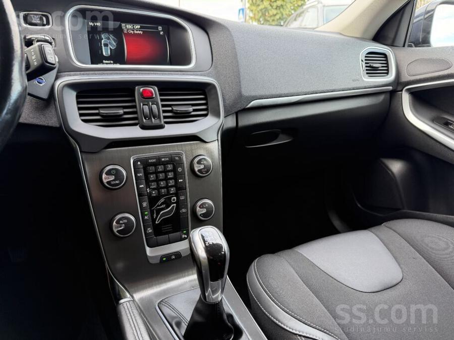 Blue Volvo V40 2014 in Talsi, with an engine capacity of 2.00 L and mileage of 324 thousand km for 4900 €, photo 20 on AUTOMOTO.COM.LV