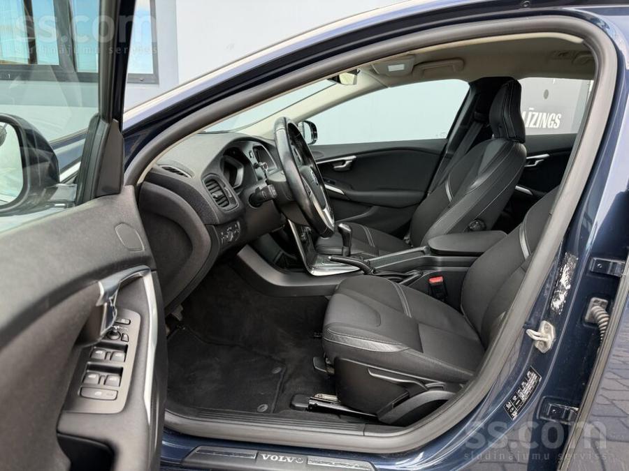 Blue Volvo V40 2014 in Talsi, with an engine capacity of 2.00 L and mileage of 324 thousand km for 4900 €, photo 24 on AUTOMOTO.COM.LV