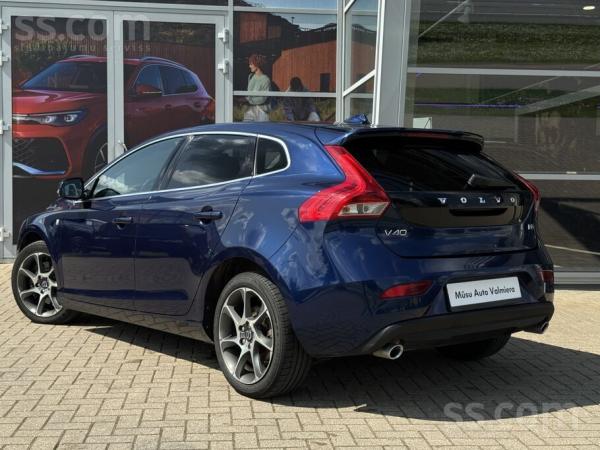 Zils Volvo V40 2015 Valmiera, ar dzinēja tilpumu 2.00 L un nobraukumu 195 tūkst. km par 7600 €, foto 4 vietnē AUTOMOTO.COM.LV