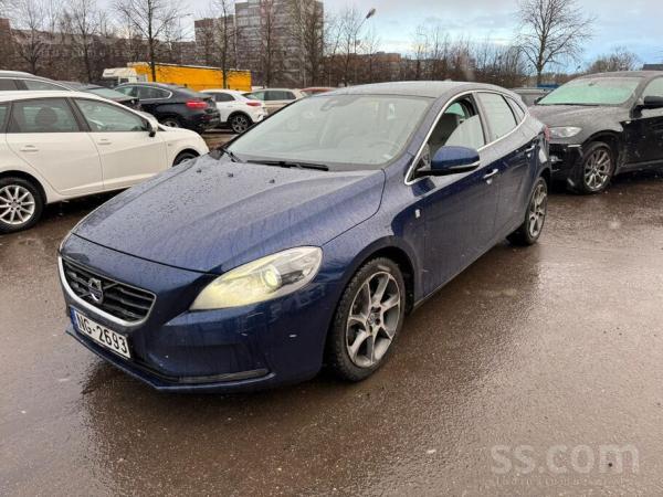 Blue Volvo V40 2015 in Riga, with an engine capacity of 2.00 L and mileage of 256 thousand km for 8490 €, photo 3 on AUTOMOTO.COM.LV