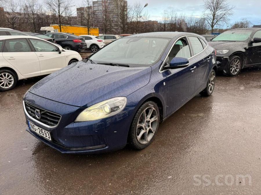 Blue Volvo V40 2015 in Riga, with an engine capacity of 2.00 L and mileage of 256 thousand km for 8490 €, photo 3 on AUTOMOTO.COM.LV