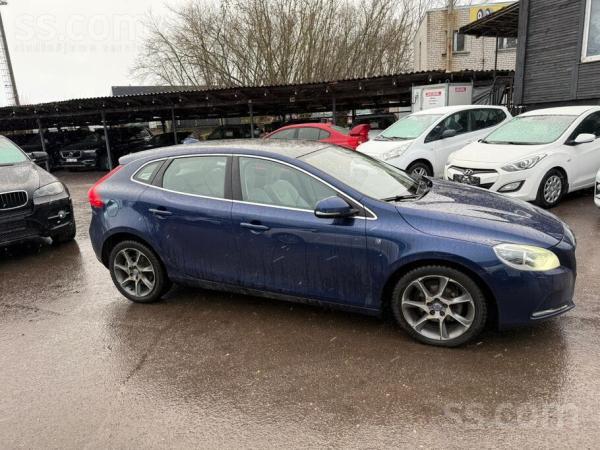 Blue Volvo V40 2015 in Riga, with an engine capacity of 2.00 L and mileage of 256 thousand km for 8490 €, photo 4 on AUTOMOTO.COM.LV
