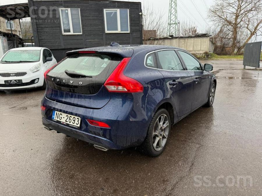 Blue Volvo V40 2015 in Riga, with an engine capacity of 2.00 L and mileage of 256 thousand km for 8490 €, photo 5 on AUTOMOTO.COM.LV