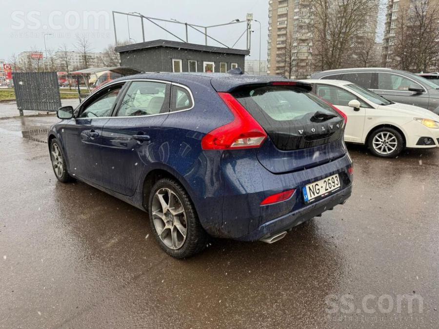 Blue Volvo V40 2015 in Riga, with an engine capacity of 2.00 L and mileage of 256 thousand km for 8490 €, photo 6 on AUTOMOTO.COM.LV