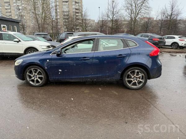 Blue Volvo V40 2015 in Riga, with an engine capacity of 2.00 L and mileage of 256 thousand km for 8490 €, photo 7 on AUTOMOTO.COM.LV