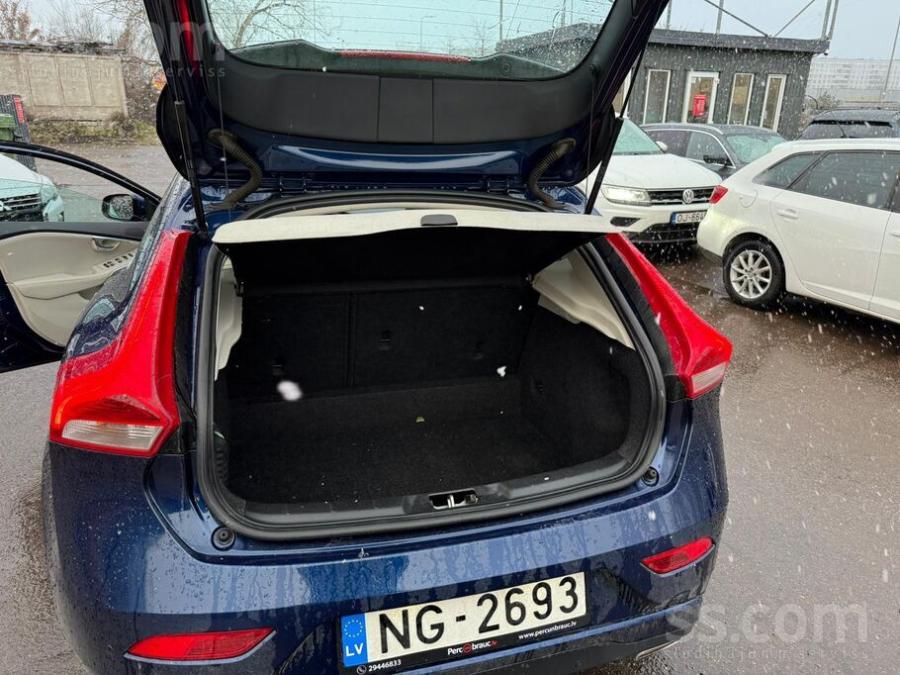 Blue Volvo V40 2015 in Riga, with an engine capacity of 2.00 L and mileage of 256 thousand km for 8490 €, photo 12 on AUTOMOTO.COM.LV