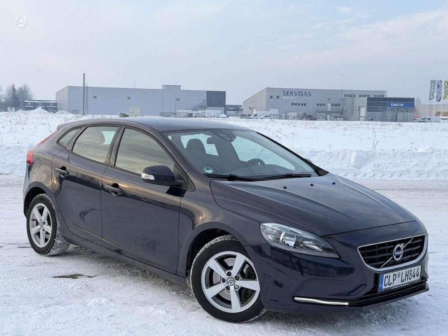 Blue Volvo V40 2015 in Panevezys, with an engine capacity of 1.97 L and mileage of 279 thousand km for 6850 €, photo 1 on AUTOMOTO.COM.LV