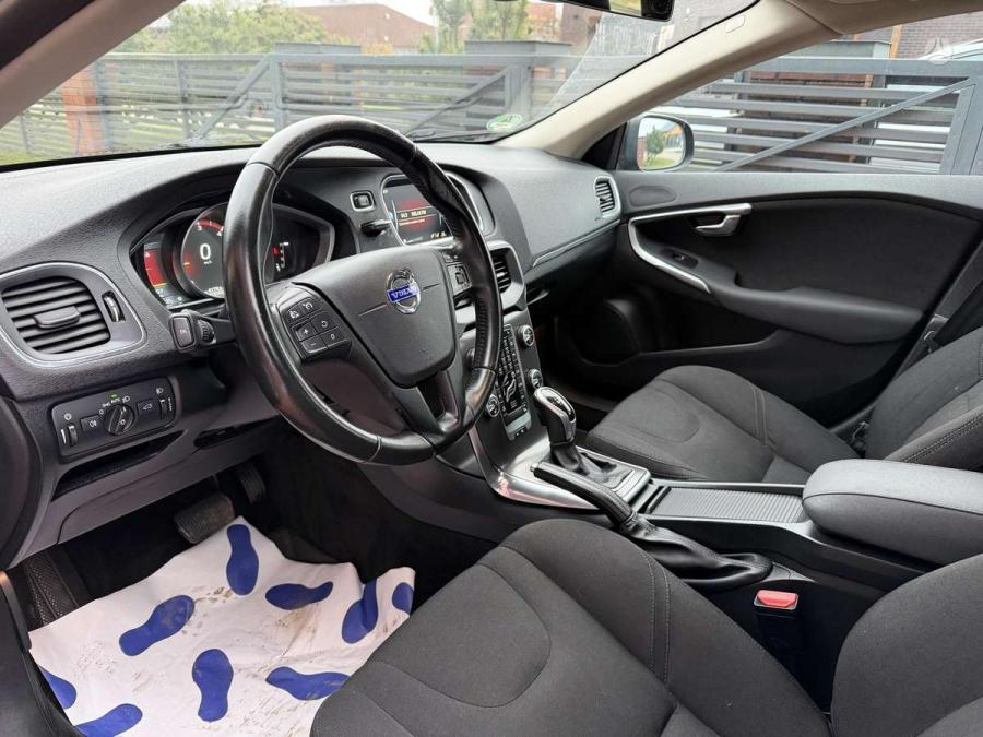Blue Volvo V40 2015 in Panevezys, with an engine capacity of 1.97 L and mileage of 279 thousand km for 6850 €, photo 10 on AUTOMOTO.COM.LV