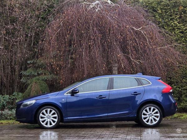 Blue Volvo V40 2015 in Kaunas, with an engine capacity of 2.00 L and mileage of 289 thousand km for 7250 €, photo 2 on AUTOMOTO.COM.LV