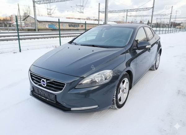 Blue Volvo V40 2015 in Siauliai, with an engine capacity of 1.60 L and mileage of 239 thousand km for 6990 €, photo 3 on AUTOMOTO.COM.LV