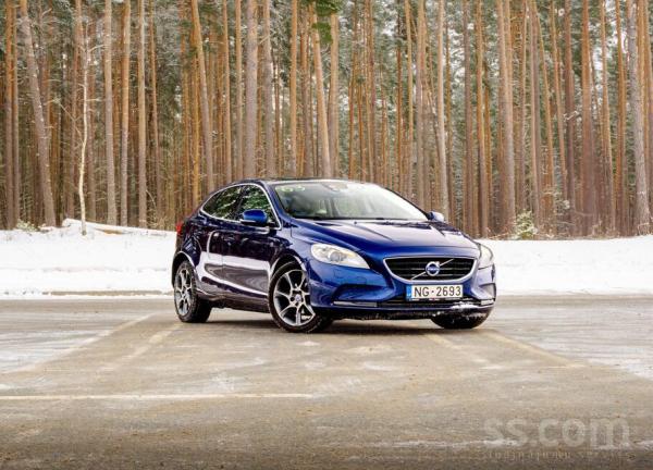 Blue Volvo V40 2015 in Riga, with an engine capacity of 2.00 L and mileage of 256 thousand km for 7590 €, photo 2 on AUTOMOTO.COM.LV