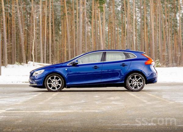 Blue Volvo V40 2015 in Riga, with an engine capacity of 2.00 L and mileage of 256 thousand km for 7590 €, photo 4 on AUTOMOTO.COM.LV