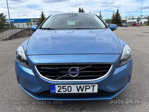 Blue Volvo V40 2015 in Paide, with an engine capacity of 2.00 L and mileage of 200 thousand km for 7690 €, photo 2 on AUTOMOTO.COM.LV