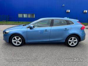 Blue Volvo V40 2015 in Paide, with an engine capacity of 2.00 L and mileage of 200 thousand km for 7690 €, photo 4 on AUTOMOTO.COM.LV