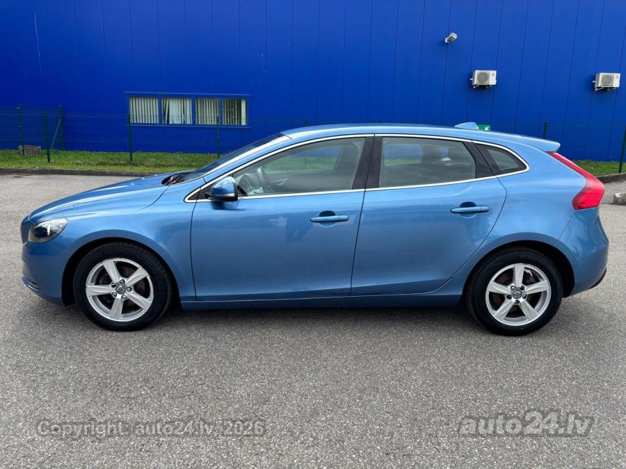 Blue Volvo V40 2015 in Paide, with an engine capacity of 2.00 L and mileage of 200 thousand km for 7690 €, photo 4 on AUTOMOTO.COM.LV