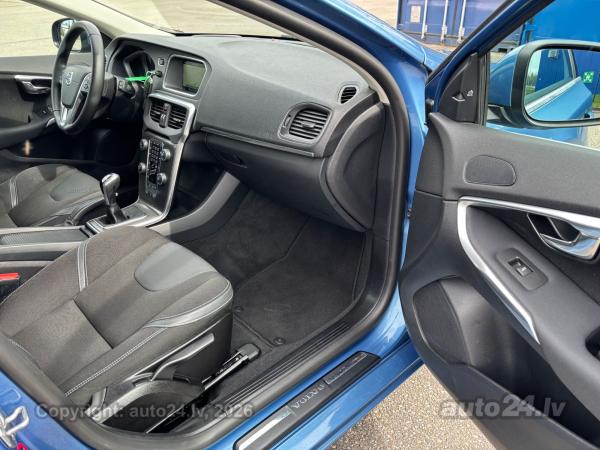 Blue Volvo V40 2015 in Paide, with an engine capacity of 2.00 L and mileage of 200 thousand km for 7690 €, photo 9 on AUTOMOTO.COM.LV