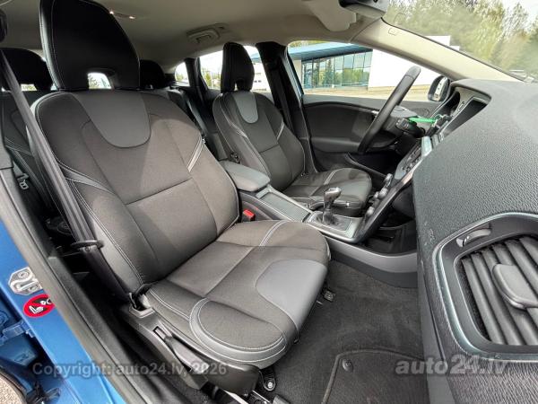 Blue Volvo V40 2015 in Paide, with an engine capacity of 2.00 L and mileage of 200 thousand km for 7690 €, photo 10 on AUTOMOTO.COM.LV