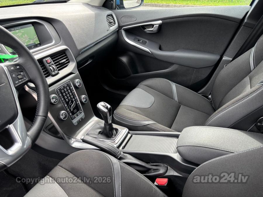Blue Volvo V40 2015 in Paide, with an engine capacity of 2.00 L and mileage of 200 thousand km for 7690 €, photo 13 on AUTOMOTO.COM.LV
