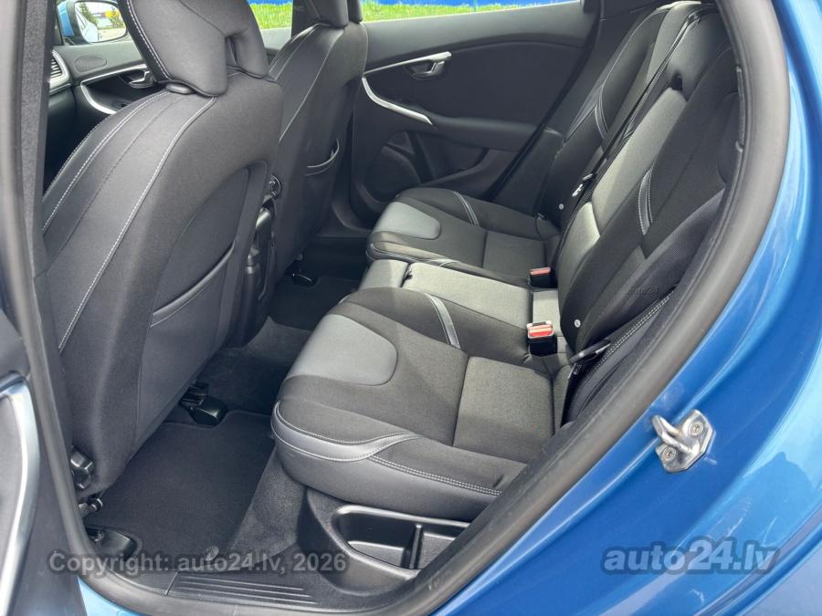 Blue Volvo V40 2015 in Paide, with an engine capacity of 2.00 L and mileage of 200 thousand km for 7690 €, photo 15 on AUTOMOTO.COM.LV