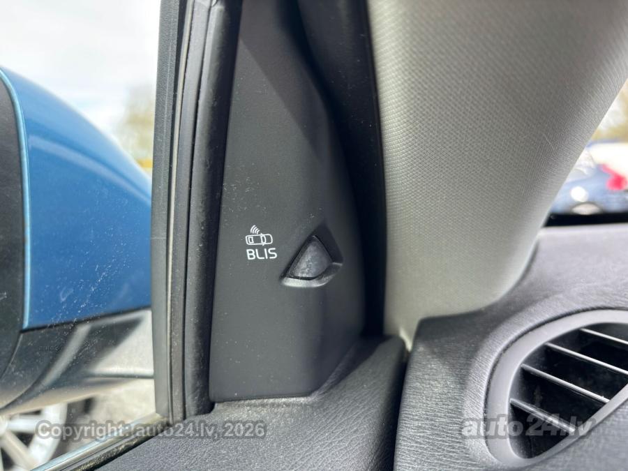 Blue Volvo V40 2015 in Paide, with an engine capacity of 2.00 L and mileage of 200 thousand km for 7690 €, photo 23 on AUTOMOTO.COM.LV