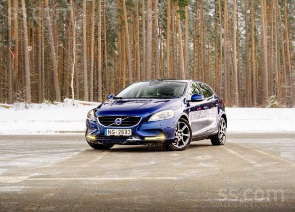 Blue Volvo V40 2015 in Riga, with an engine capacity of 2.00 L and mileage of 256 thousand km for 6590 €, photo 1 on AUTOMOTO.COM.LV