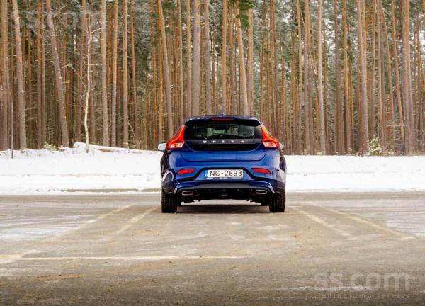 Blue Volvo V40 2015 in Riga, with an engine capacity of 2.00 L and mileage of 256 thousand km for 6590 €, photo 6 on AUTOMOTO.COM.LV