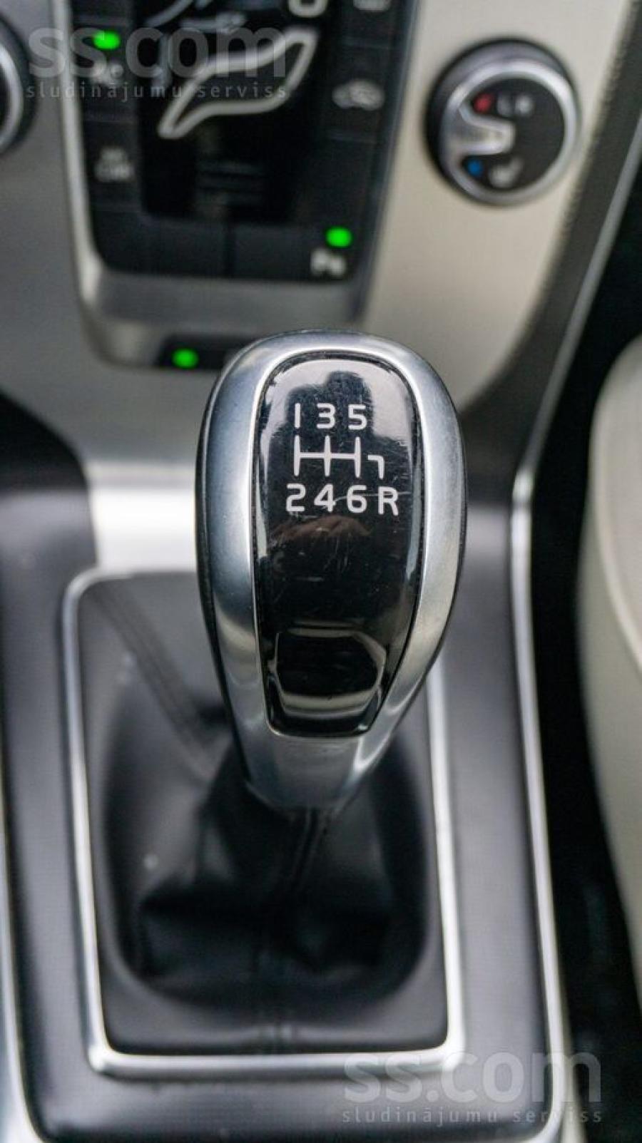 Blue Volvo V40 2015 in Riga, with an engine capacity of 2.00 L and mileage of 256 thousand km for 6590 €, photo 15 on AUTOMOTO.COM.LV