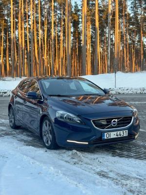 Zils Volvo V40 2015 Rīga, ar dzinēja tilpumu 2.00 L un nobraukumu 261 tūkst. km par 7950 €, foto 4 vietnē AUTOMOTO.COM.LV