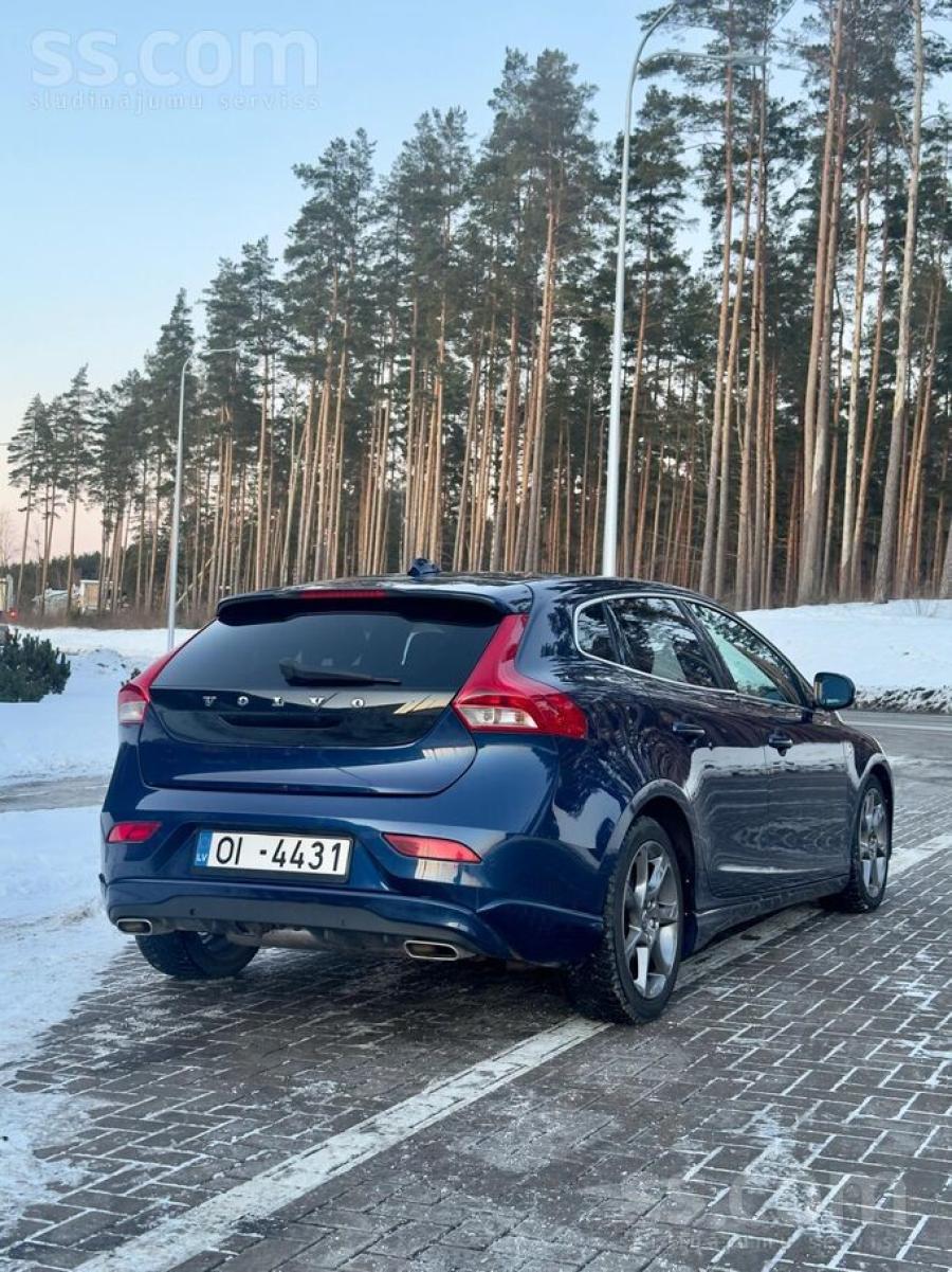 Zils Volvo V40 2015 Rīga, ar dzinēja tilpumu 2.00 L un nobraukumu 261 tūkst. km par 7950 €, foto 9 vietnē AUTOMOTO.COM.LV