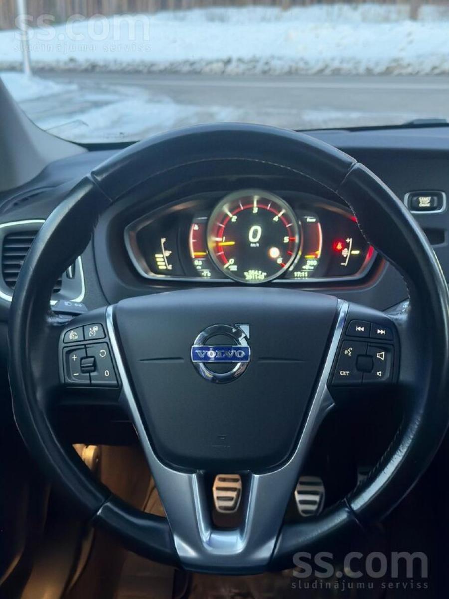 Zils Volvo V40 2015 Rīga, ar dzinēja tilpumu 2.00 L un nobraukumu 261 tūkst. km par 7950 €, foto 13 vietnē AUTOMOTO.COM.LV