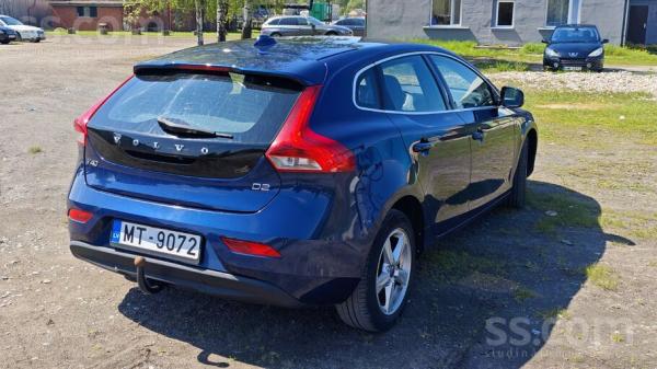 Blue Volvo V40 2015 in Liepaja, with an engine capacity of 2.00 L and mileage of 231 thousand km for 6800 €, photo 3 on AUTOMOTO.COM.LV