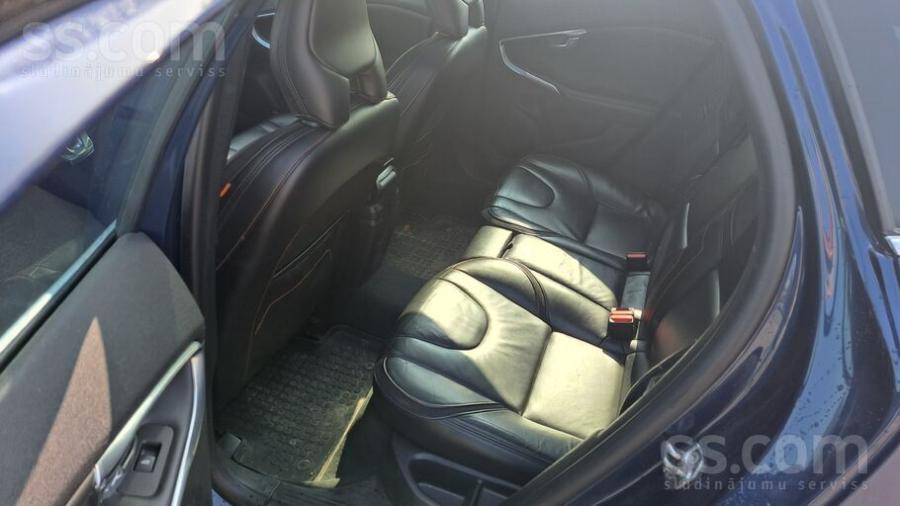 Blue Volvo V40 2015 in Liepaja, with an engine capacity of 2.00 L and mileage of 231 thousand km for 6800 €, photo 9 on AUTOMOTO.COM.LV