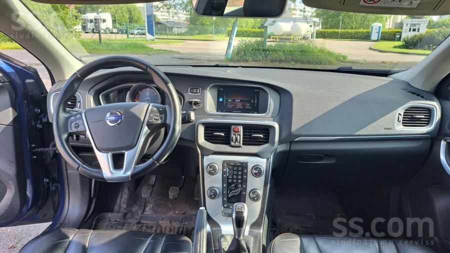 Blue Volvo V40 2015 in Liepaja, with an engine capacity of 2.00 L and mileage of 231 thousand km for 6800 €, photo 11 on AUTOMOTO.COM.LV