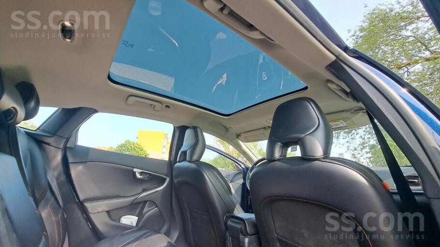 Blue Volvo V40 2015 in Liepaja, with an engine capacity of 2.00 L and mileage of 231 thousand km for 6800 €, photo 12 on AUTOMOTO.COM.LV