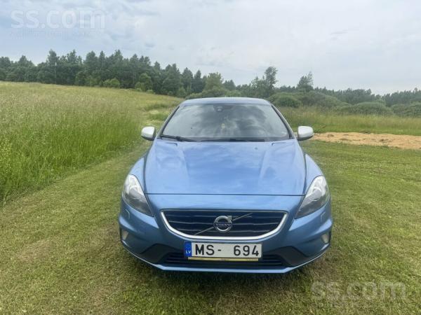 Zils Volvo V40 2015 Rēzekne, ar dzinēja tilpumu 2.00 L un nobraukumu 261 tūkst. km par 7100 €, foto 1 vietnē AUTOMOTO.COM.LV