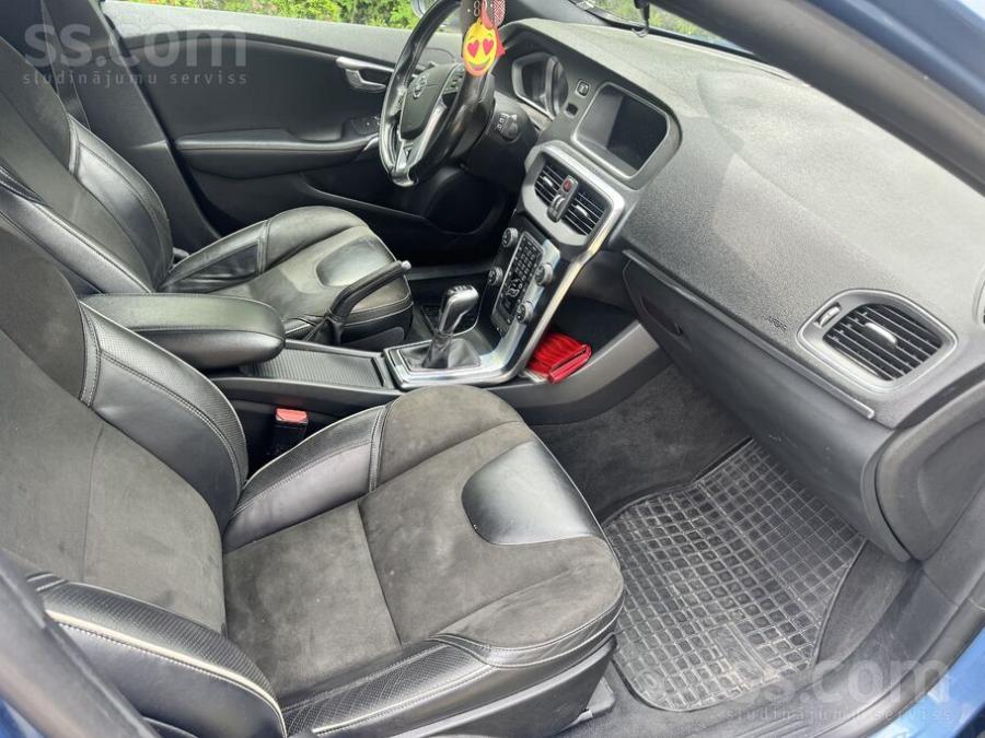 Zils Volvo V40 2015 Rēzekne, ar dzinēja tilpumu 2.00 L un nobraukumu 261 tūkst. km par 7100 €, foto 9 vietnē AUTOMOTO.COM.LV