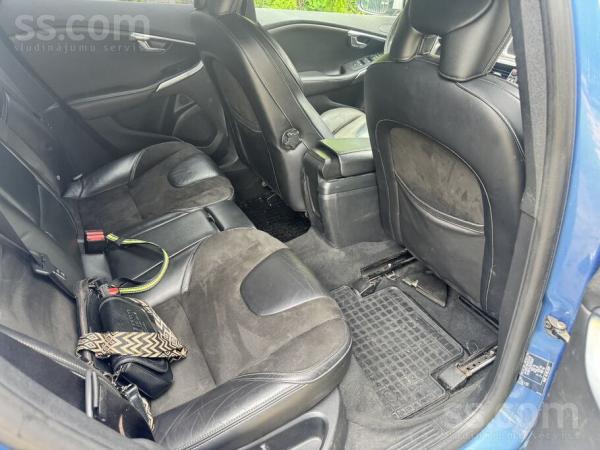 Zils Volvo V40 2015 Rēzekne, ar dzinēja tilpumu 2.00 L un nobraukumu 261 tūkst. km par 7100 €, foto 9 vietnē AUTOMOTO.COM.LV
